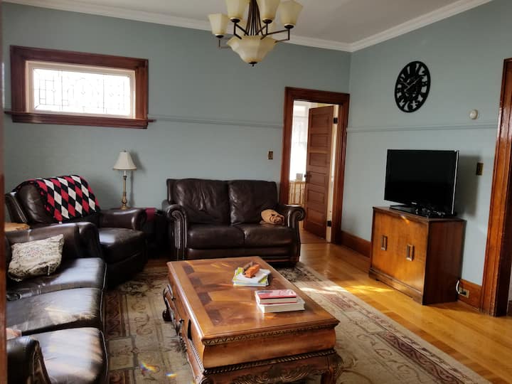 Oxford @ Heritage House Queen Room - Near Downtown - Moose Jaw