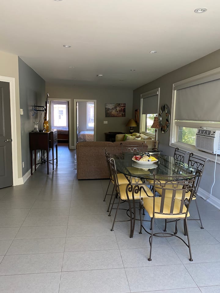 2 Bedroom Cozy 2nd Storey Flat With Netflix!. - Toronto