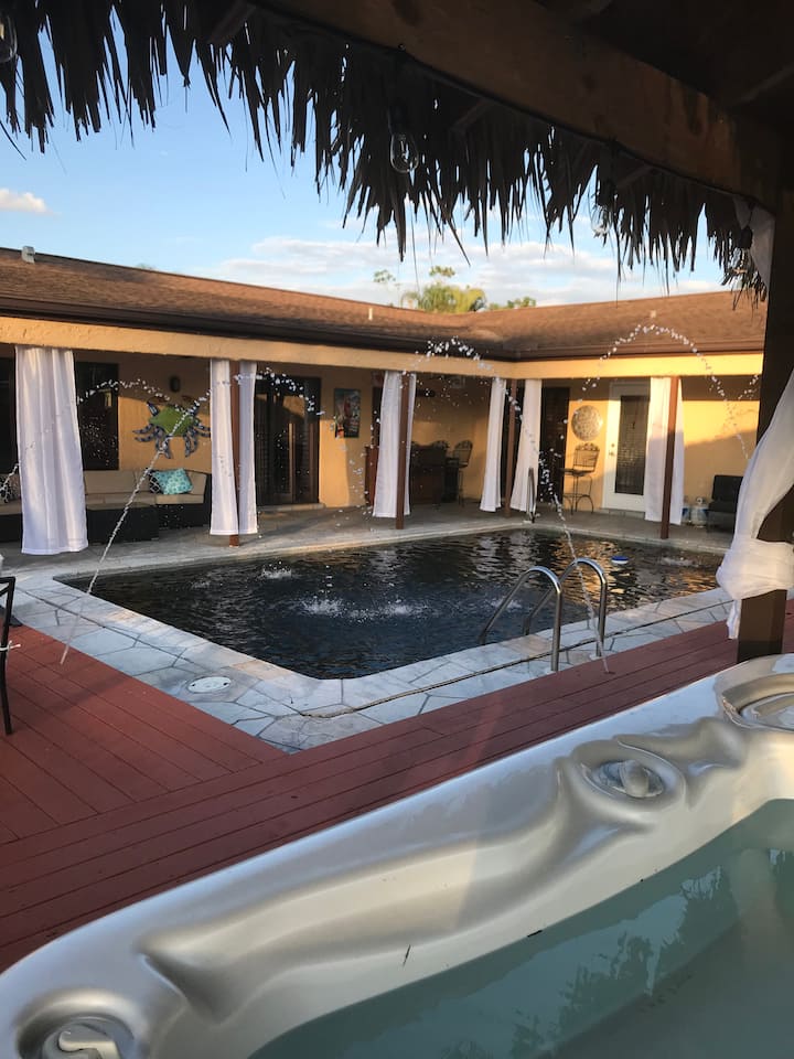 2 Miles To The Beach! Resort Style Backyard! - Bonita Springs, FL