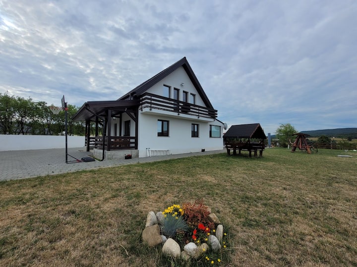 Cheerful 4-bedroom Home With An Unique View - Cacica