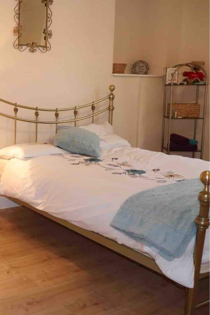 Delightful Double Room Merthyr Tydfil- - Merthyr Tydfil