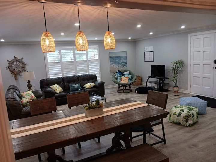 Eagles Cottage-luxurious Accommodation - Wasaga Beach