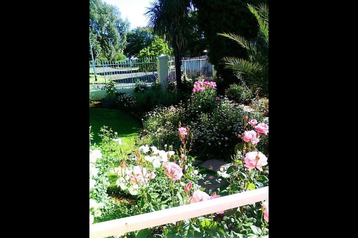 2 Bedroom Garden Cottage At Albion B&b - Bloemfontein