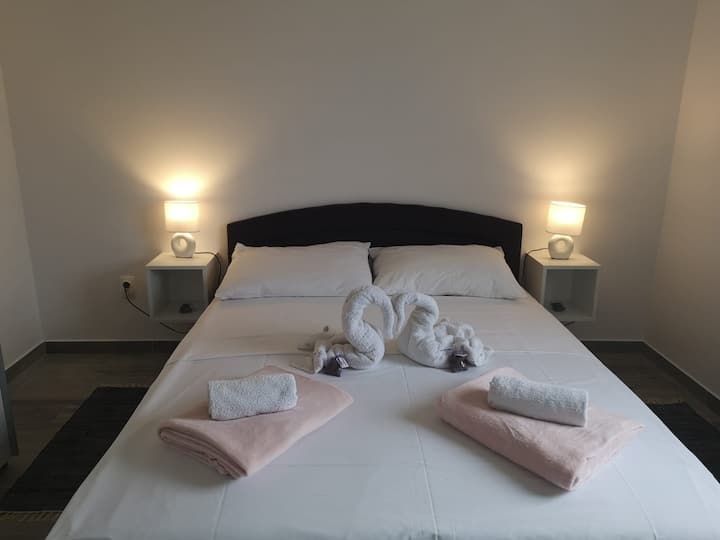 Stylish, Tidy Place To Relax - Vir