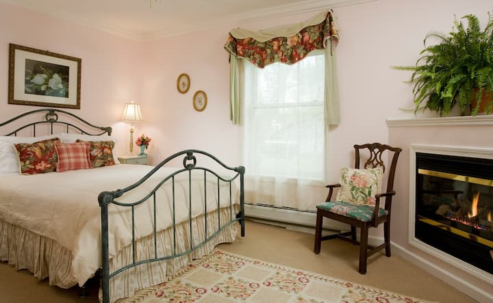 ★ Charming Vintage Room With Fireplace & Jacuzzi Tub - Stockbridge, MA
