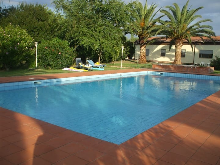 Villa Rodeada De Vegetación Con Piscina Y Pista De Tenis. - Sassari, Italia