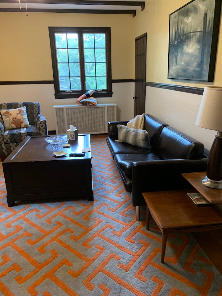 Secluded One Bedroom Plus Office Apartment - Cincinnati