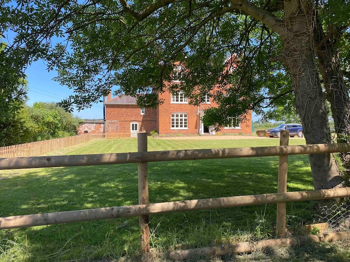 Scullery Cottage, Roll Top Bath And Four Poster. - Worcester