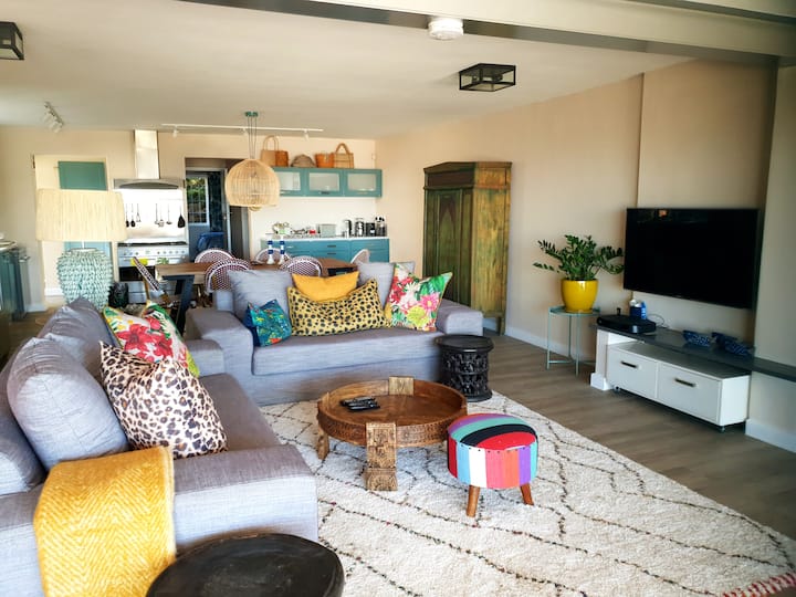 Fully Equipped Centrally Located Compact Home - Camps Bay