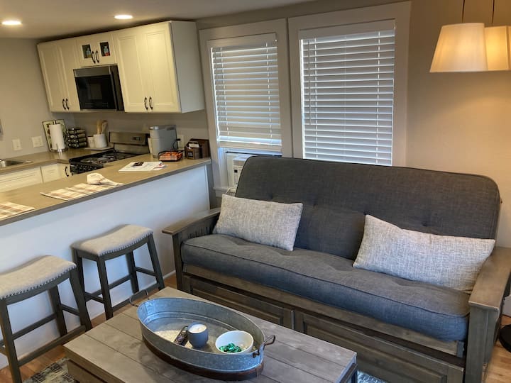 1 Bedroom By Ku Stadium & Downtown Beautiful Space - Lawrence, KS