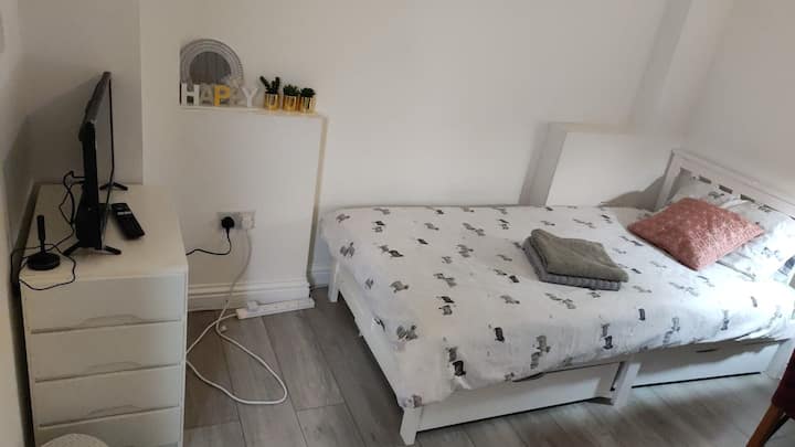 Cheerful 1 Bedroom Home With Parking On Premises - Twickenham