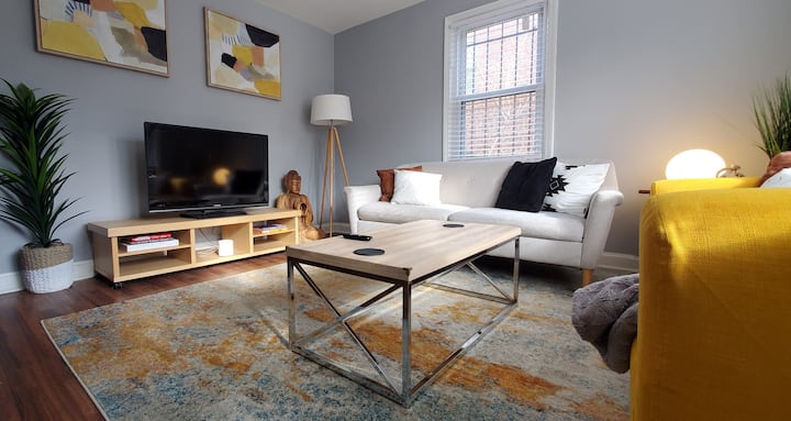 Modern & Bright 2 Bedroom Dc Apt W/ Parking - Washington, D.C.