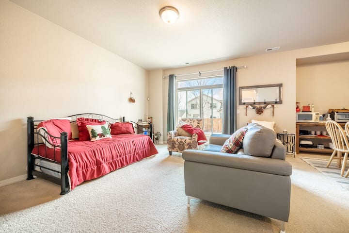 On Mountain Time! Pvt King Bdrm Suite Dog Friendly - Colorado Springs, CO