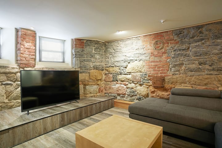 Downtown Mtl Ancestral House On 2 Floors + Parking - Montréal