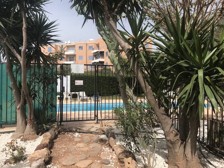 Sea View, Pool And Beach In Paphos Tourist Area. - Pafos