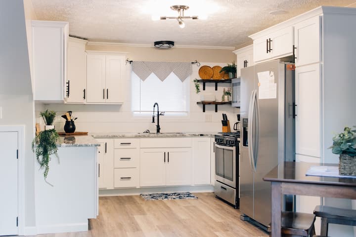 Cozy Cottage On Lake Wawasee - Ligonier, IN