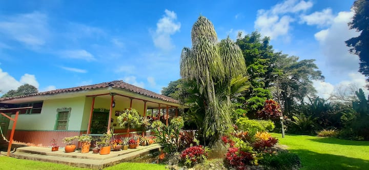 Finca Típica Con Hermoso Jardín - Montenegro, Colombia