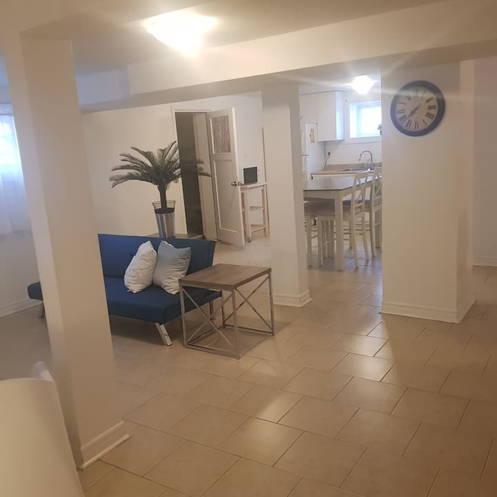 Comfortable 2 Bedrooms + Den Near Downtown - Ottawa