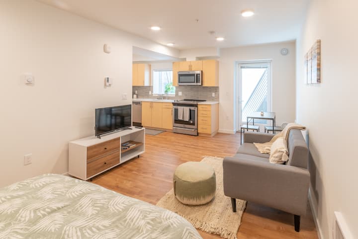 Clean & Bright Urban Studio in Capitol Hill! - Condominiums for Rent in ...