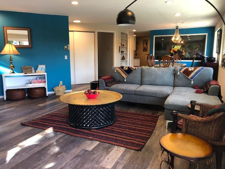 Caravan-serai Inn - A Seattle View Apartment - Seattle, WA