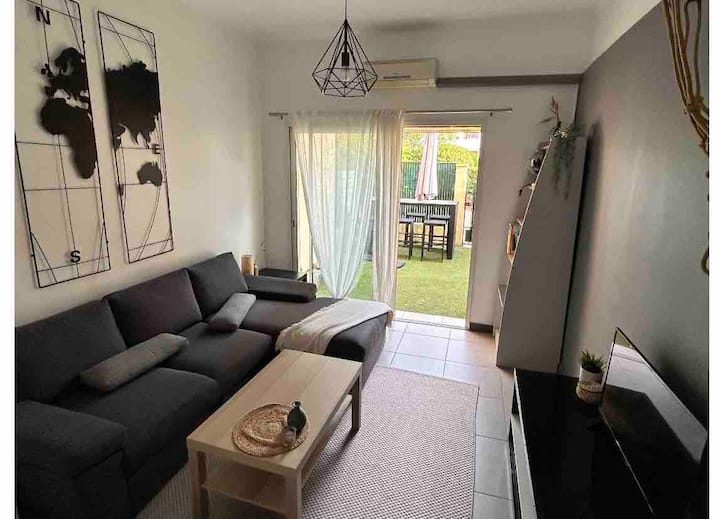 Jolie Appartement En Rez-de-jardin Avec Terrasse. - Le Pradet