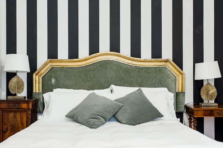 Redesigned Apartment Near Colosseum - Rome