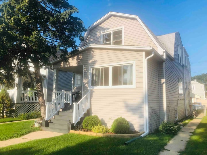 Lovely 1 Bedroom W/ Office Space And Free Parking. - Niles, IL