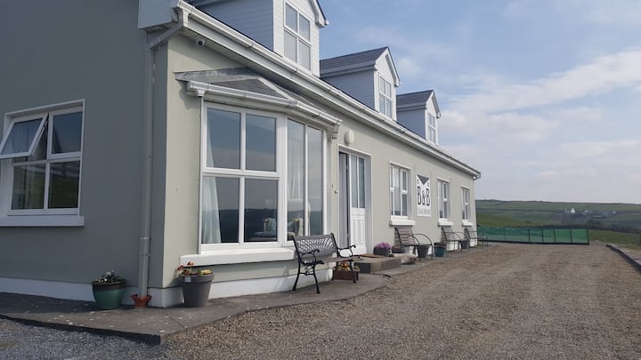 Crag Shore, Sea View 1. Breakfast Included. - Lahinch