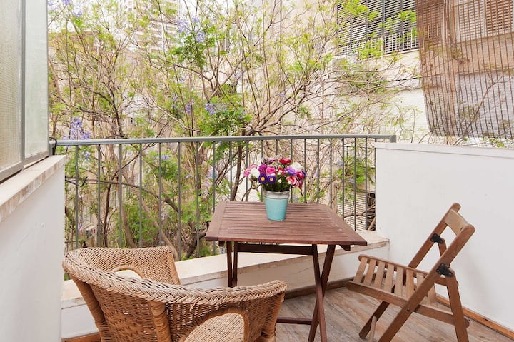 Stylish Apt W/ Charming Balcony In The Very Center - Tel Aviv-Jaffa