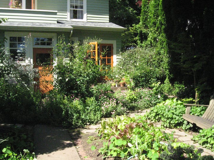 Sunny Room In Historic Laurelhurst - Portland, OR