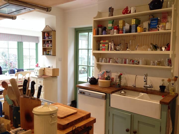 Beautiful Big Double Attic Room With Basin & View - Central London
