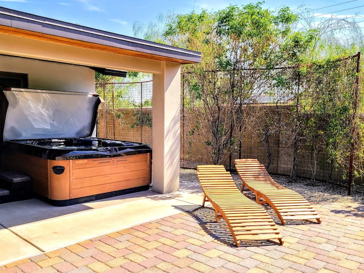 Luxe Oasis + Hot Tub Near Paradise Valley - Phoenix, AZ