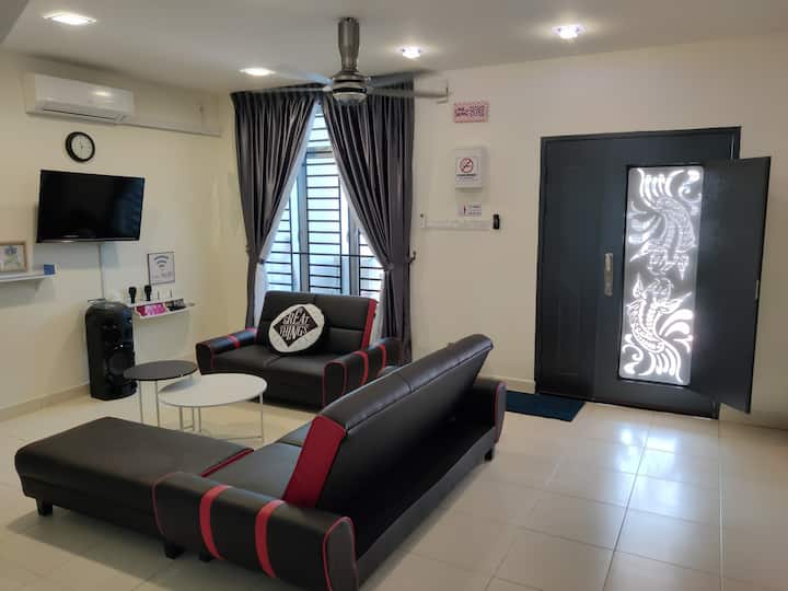 1168 Home Stay
Senai
10-14pax
欢迎询问生日/小型Party
/自助餐 - Senai