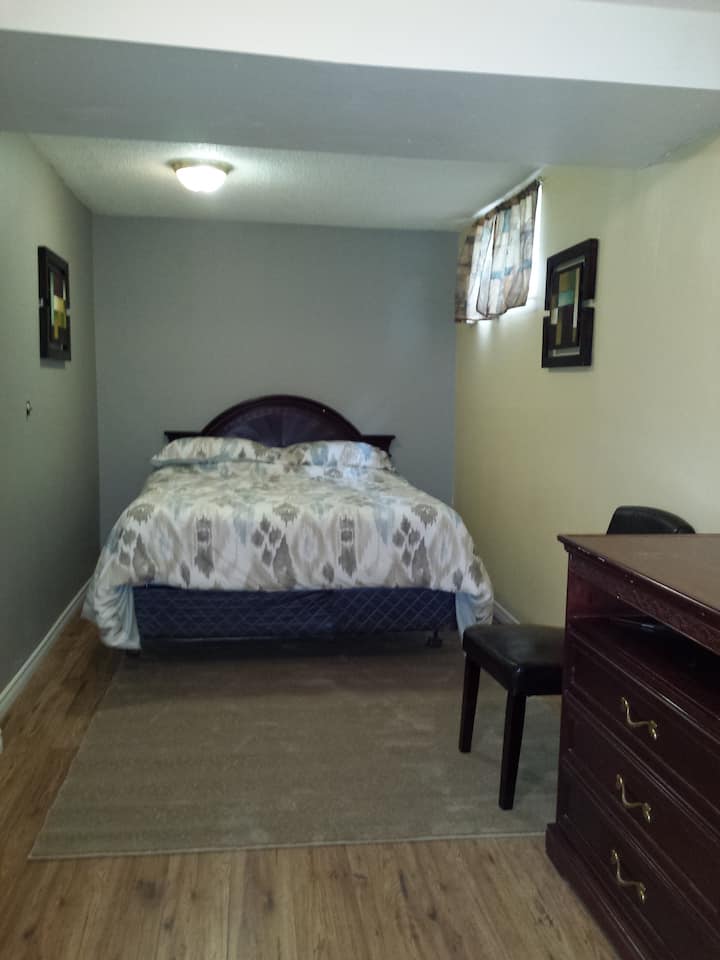 Queen Bed With Wifi , Cable And Private Entrance - Grand Sudbury
