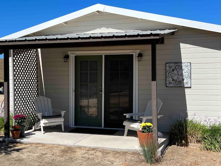 Wine Country Cottage -Large Comfortable Studio - Atascadero, CA