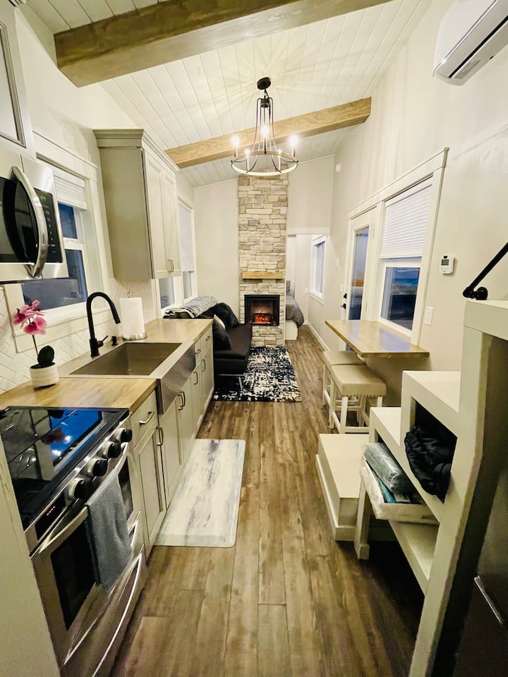 Delightful 1-bedroom Tiny Home W/ Indoor Fireplace - McKinleyville, CA