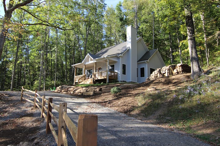 The Snookmore ~ Front Porch Views W/ Hot Tub - Asheville, NC