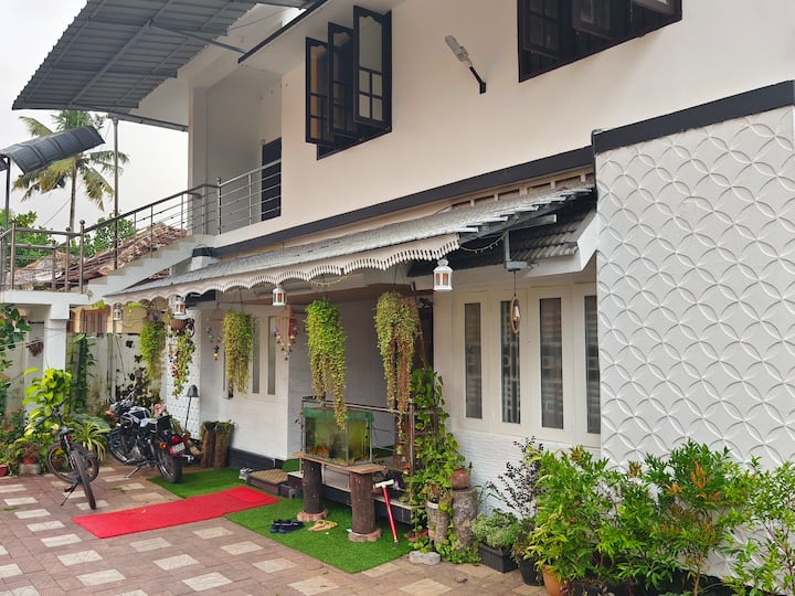 House For Rent In Alappuzha. 
3bhk, Patio, Parking - Alappuzha