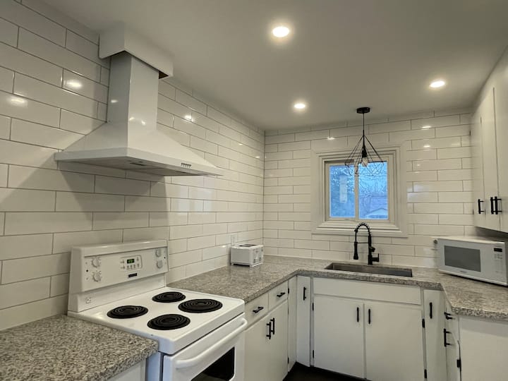 Entire House W/ Games Room- By Beaches & Downtown - Barrie