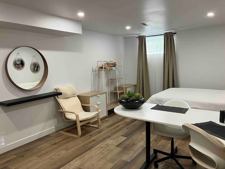 Studio With Free Parking - Canada