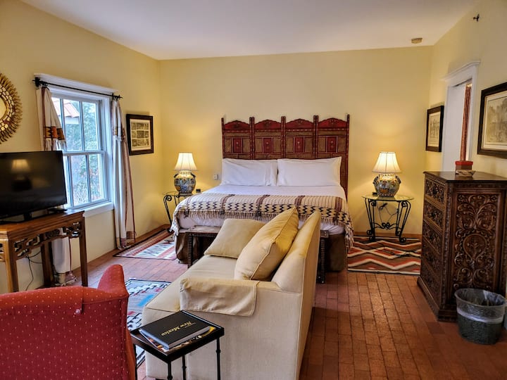 Casa Blanca Inn's King Crownpoint Suite - Farmington, NM