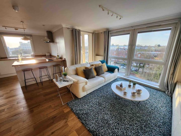 Central 2-bedroom Flat - Executive Living - Chineham