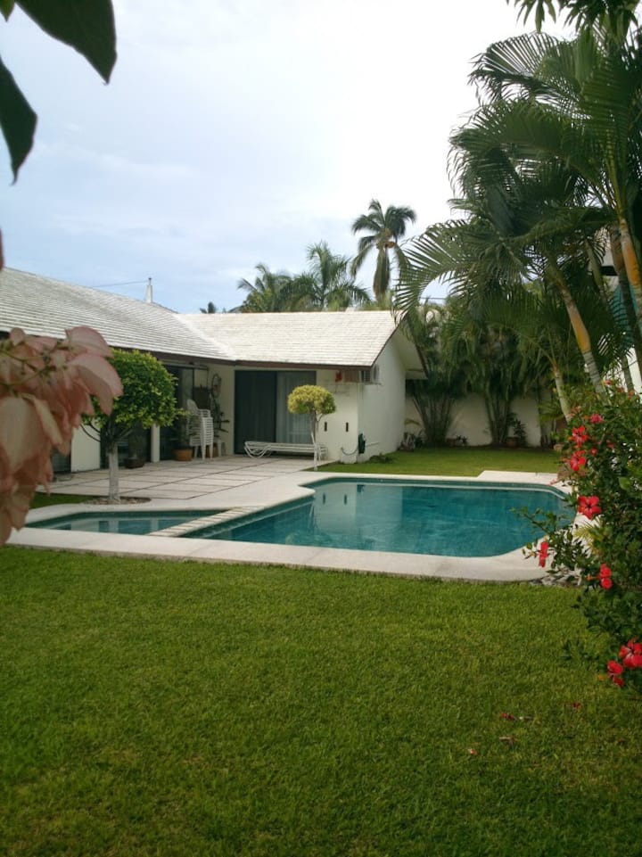 Villa Grande, Cómoda Mil M2 En La Zona Diamante. - Acapulco