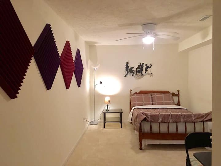 Calm And Jazzy Room Near Airport, Nasa & Ix Center - North Olmsted, OH