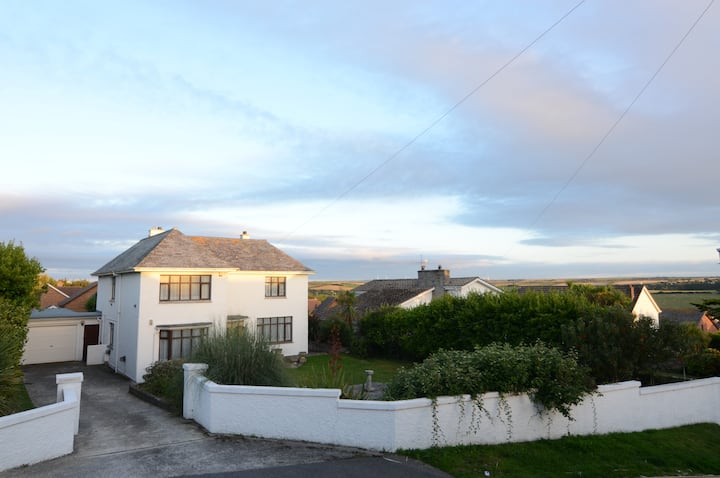 Quesnelle: Architect Built, Spacious, 2 Gardens - Crantock