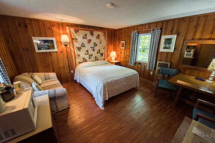 Cabin Style Hotel - 1 Queen Bed - North East, PA