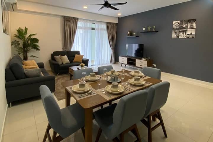 Strategically-placed Home, Overseeing Bangsar & Mv - Kuala Lumpur