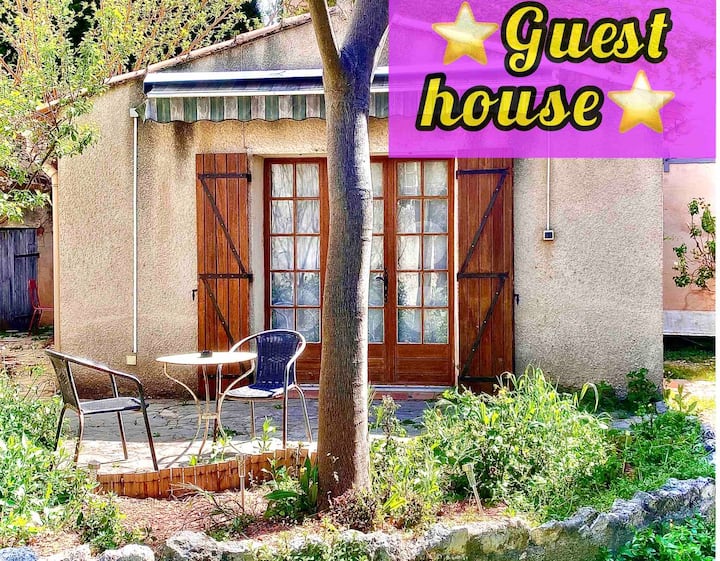Nid Douillet, Maisonnette Rustique Cœur Village - Éguilles