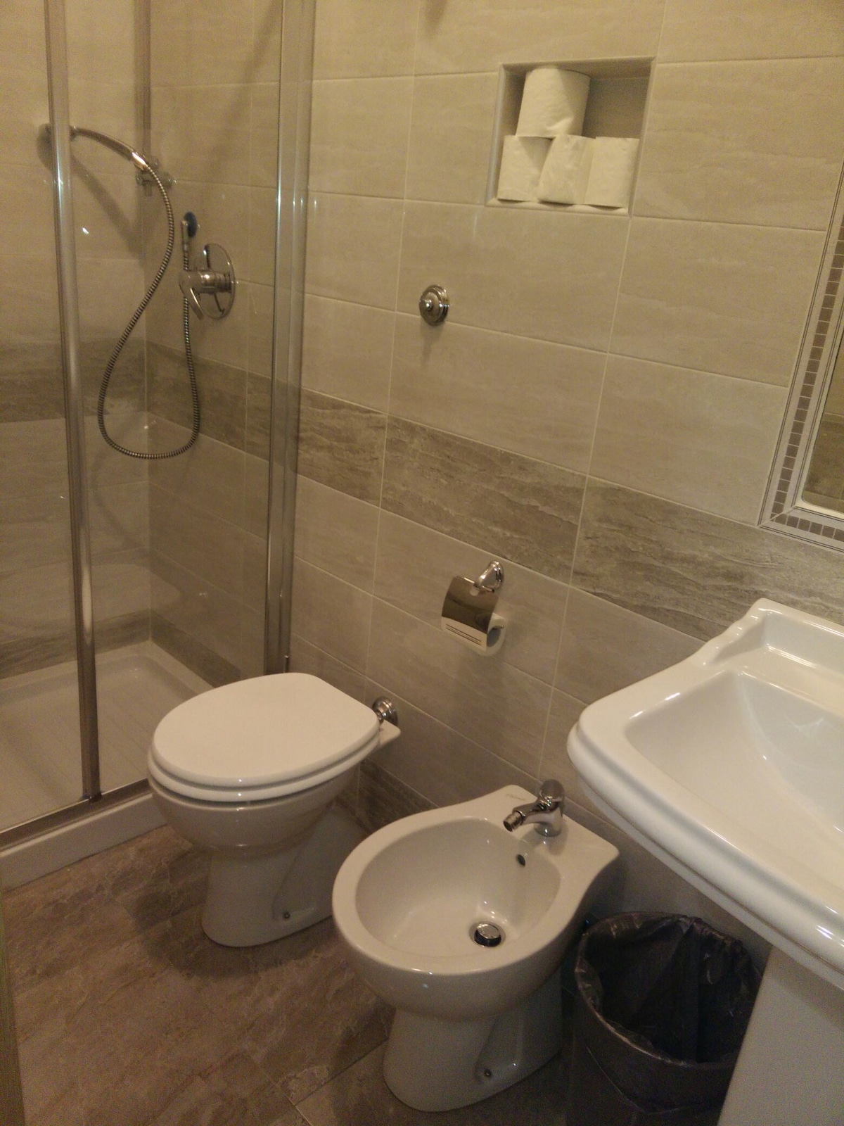 Single room with private bathroom for long periods - Flats for Rent in ...