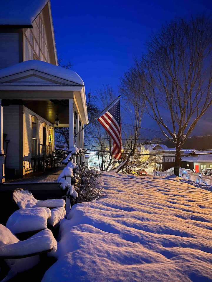#1 Main Street Hideaway.  Walk To Bars /Rest/shop - Adirondack Mountains